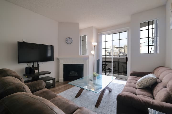 Stylish 2 Br Miracle Mile Apartment - West Hollywood, CA