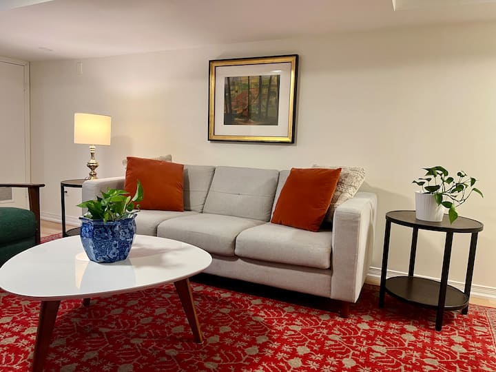 Clean Apartment In Cool Area, Steps To Subway - 토론토