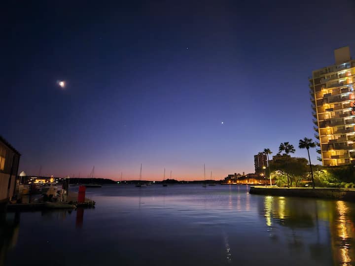 Peaceful Harbourside Escape With Parking - North Sydney