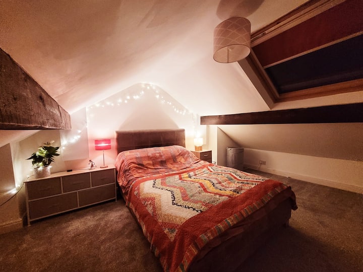 Lovely Private Attic Room. - Bury