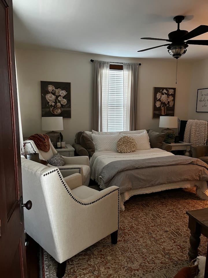 Skyview Farmhouse - Strasburg, VA