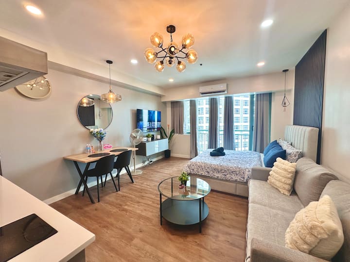 Staycation In Soho Central Across Shangrila Mall - Pasig