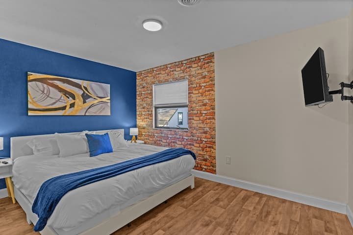 New! Washer+dryer | Min To Dwntwn Pvd | Air Hockey - Cranston, RI