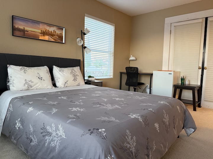 Sunny Room In Modern Safe Area Close Freeway - Pittsburg, CA