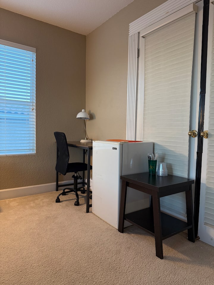 Sunny Room In Modern Safe Area Close Freeway - Pittsburg, CA