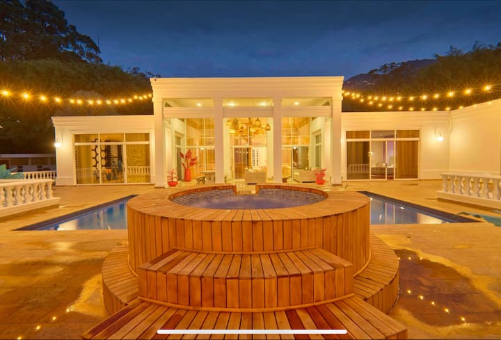 Pink House Exclusiva Mansión De Famosos, Poblado - Medellín