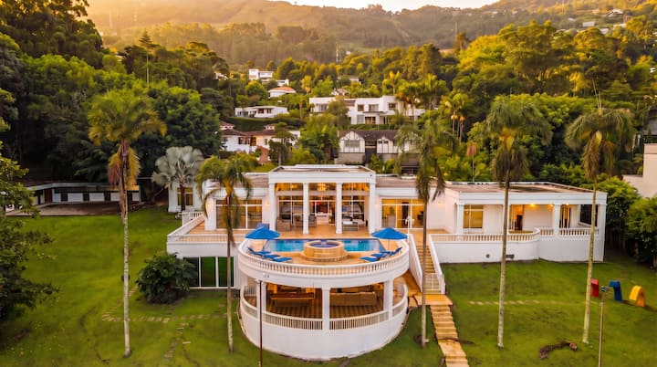 Pink House Exclusiva Mansión De Famosos, Poblado - Medellín