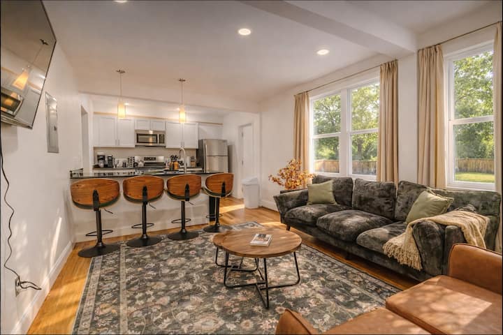 Spacious Apt Near Harvard/tufts W/ Free Parking - Boston, MA