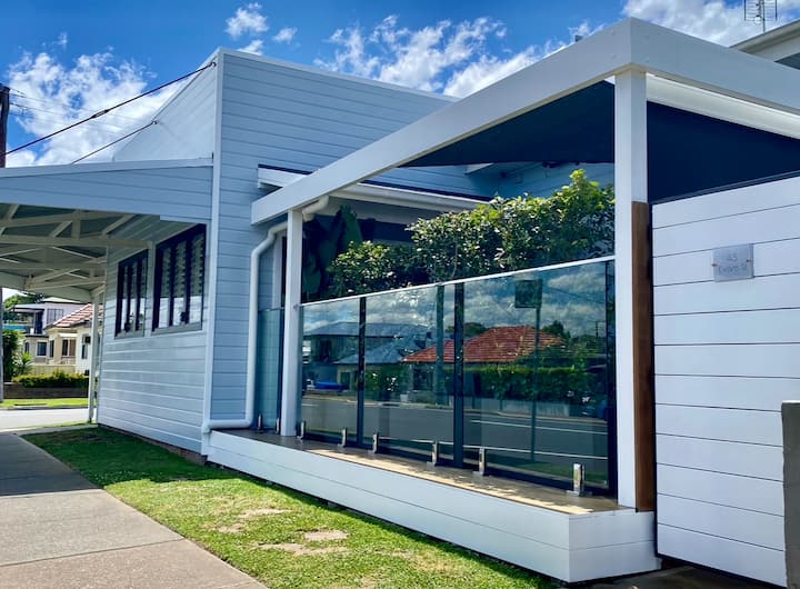 Sotos Lakeside Cottage

One King Bed
One Sofa - Mount Hutton