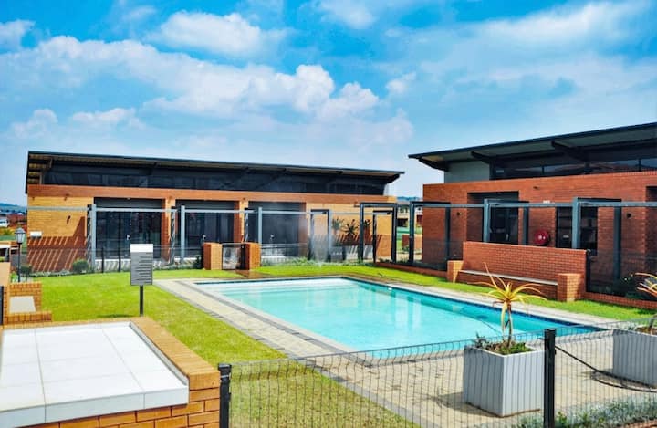 Spacious 2 Bedroom, 2 Bathroom Unit - Centurion