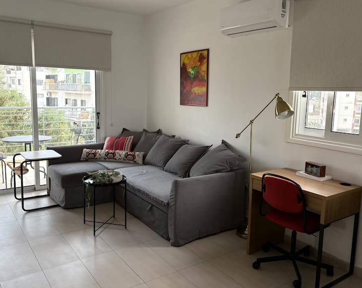 Cozy Central Stay With City Views - Nicosie