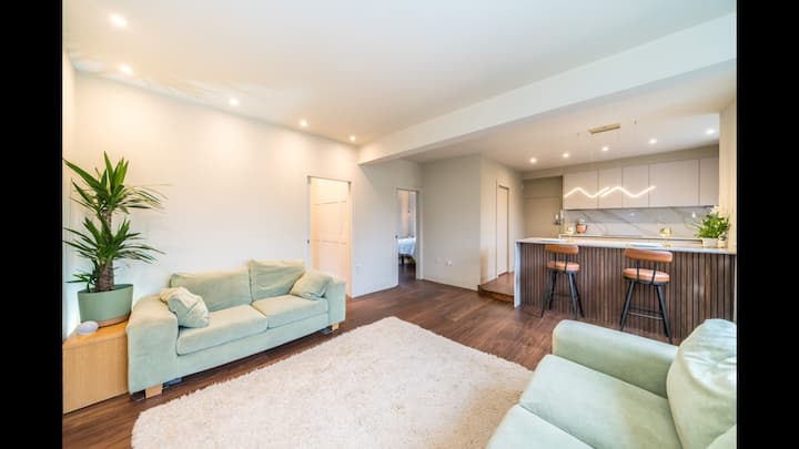 Private Double Room / Free Ev Charging Overnight - Surbiton