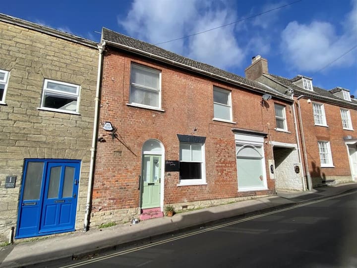 No. 3, Apartment In The Heart Of Bridport, Dorset - Burton Bradstock