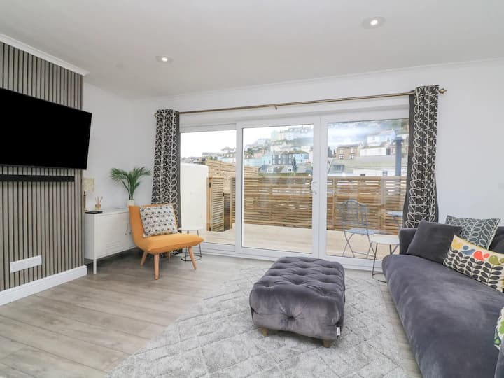 Modern Dartmouth Home, Sleeps 4, Roof Terrace - Totnes