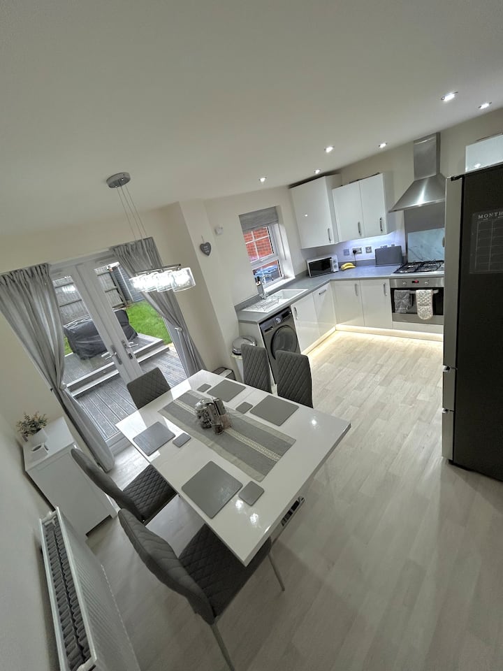 Modern 2-bed Stay | Quiet Location | Parking - West Midlands