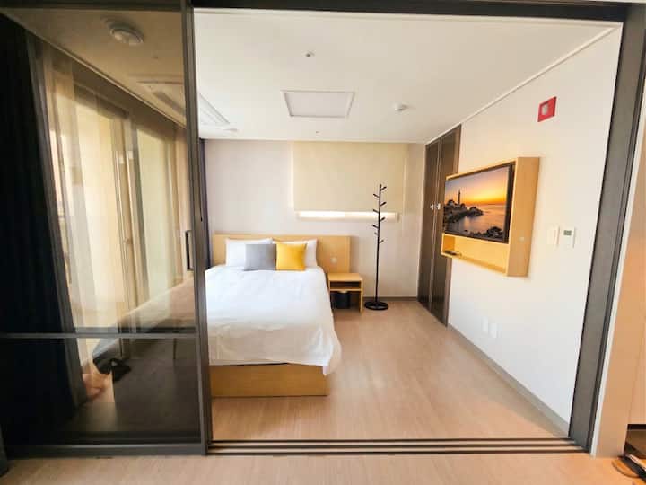 07.[호텔+펜션] [연박할인]등대해변 써밋베이 1.5룸, [하프오션뷰, 하버뷰] 일출맛집 - Sokcho-si