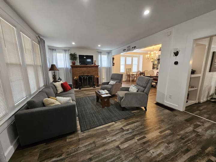 Spacious Home By The Lake - Fredonia, NY