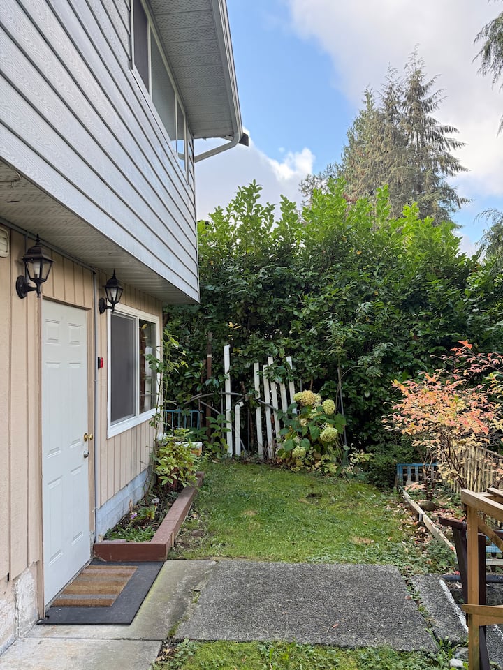 Cozy Double Rm W Separate Ent - Port Moody