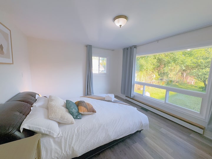Grade Aaa Riverside Bedroom #1 - Georgina