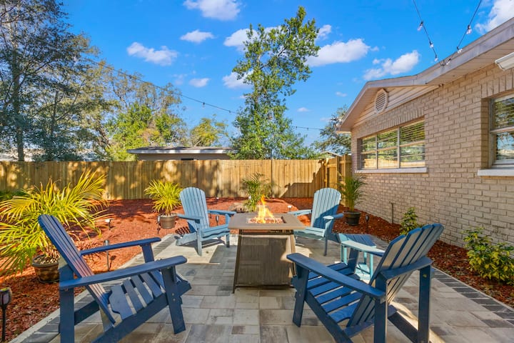 Oasis — Easy Stay Near It All! - Temple Terrace, FL