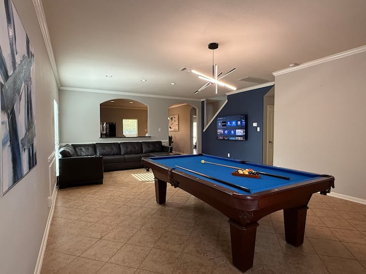 9 Bed 3.5 Bath Pool & Pong Table - San Antonio, TX
