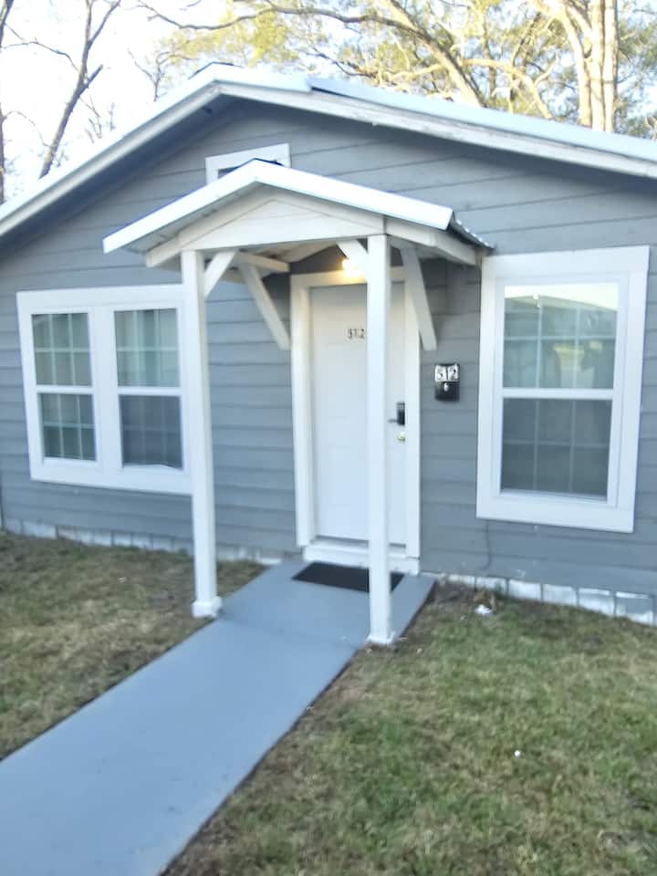 One Bedroom & Covertible Couch - El Dorado, AR