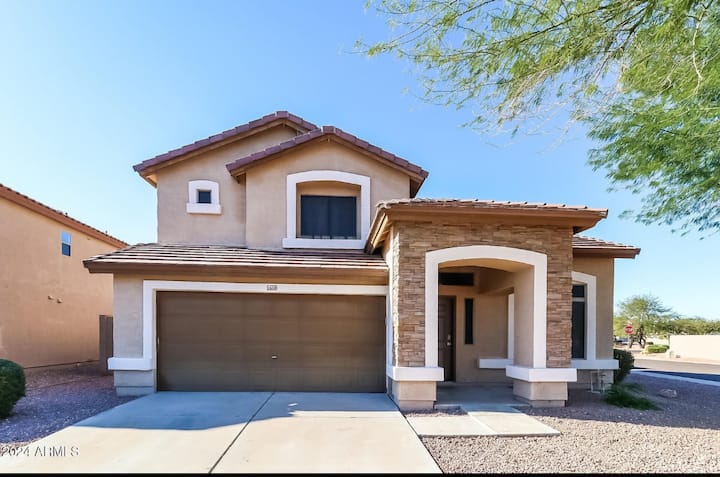 Great Deal! Beautiful 4/2.5 Crews Welcome - Glendale, AZ