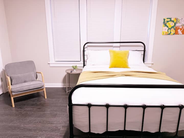 Cozy Unit Near Loyola & Lakefront - Skokie, IL