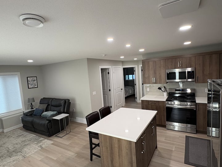 The Hat House - Long Term Stay, King Bed, Laundry - Medicine Hat
