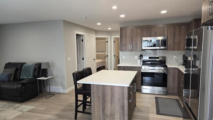 New! Fully Furnished 2 Bedroom/full Kitchen Suite - Medicine Hat