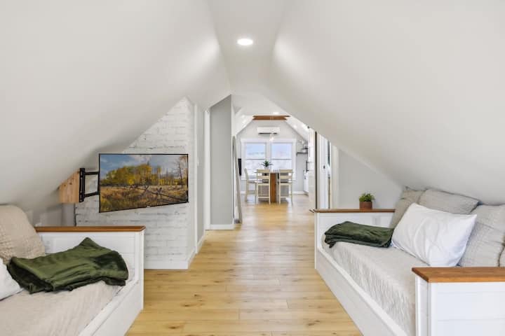 Beautiful Cape Cod Apartment! - Minneapolis, MN