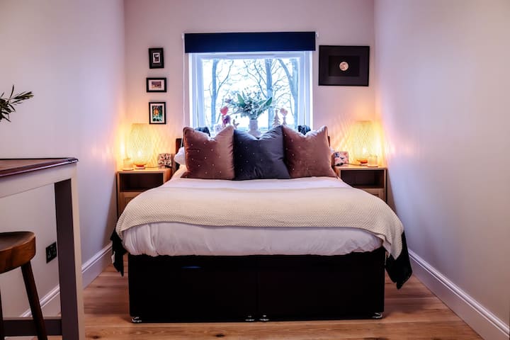 Serene Walk To  Cathedral, Restaurants - Salisbury