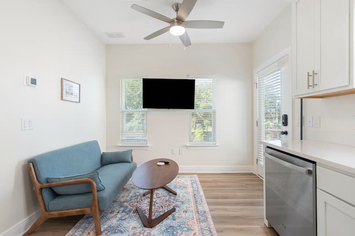 Cozy One Bedroom. Walk To Downtown - Pensacola, FL