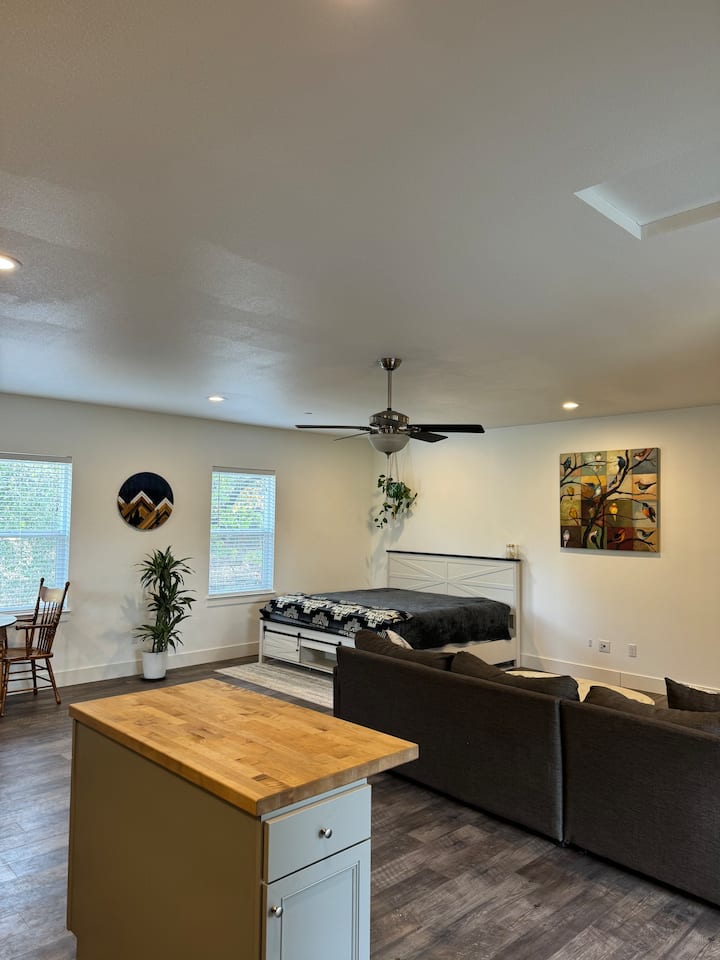 Woodsy Getaway - Right Off I-5 - Shasta Lake, CA