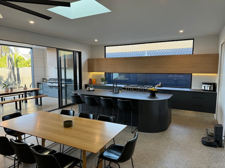 Relax In Style - Glenelg