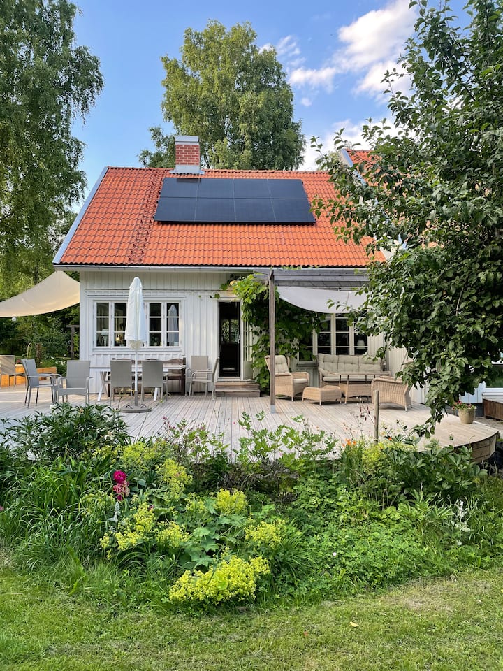 Sjönära Villa Med Vedeldad Bastu - Uppsala