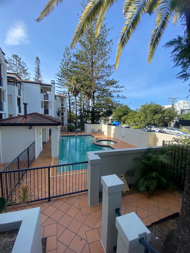 Beachside Apartment With Parking - Gold Coast