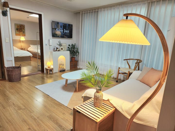 [운천스테이]운천역3분/상무지구/ktx송정역/ 광주공항/1층독채/전용주차/방3개(킹2퀸2) - Naju-si