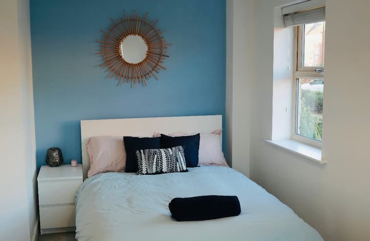 Charming And Central, Private Bathroom & Parking! - Leeds