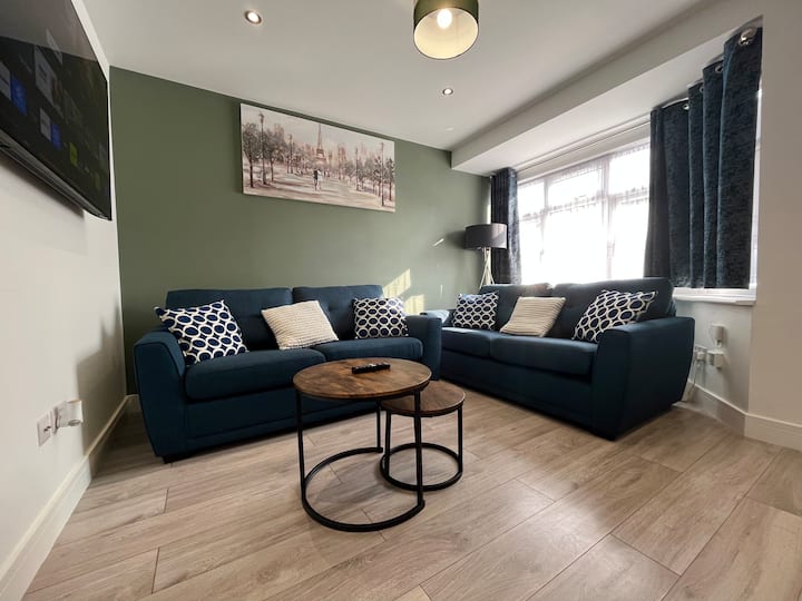 Deluxe 4 Bedroom House With Free Parking - Windsor