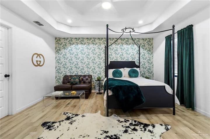 The Hideaway: Lux Guest House ~ Private Garage - McAllen, TX