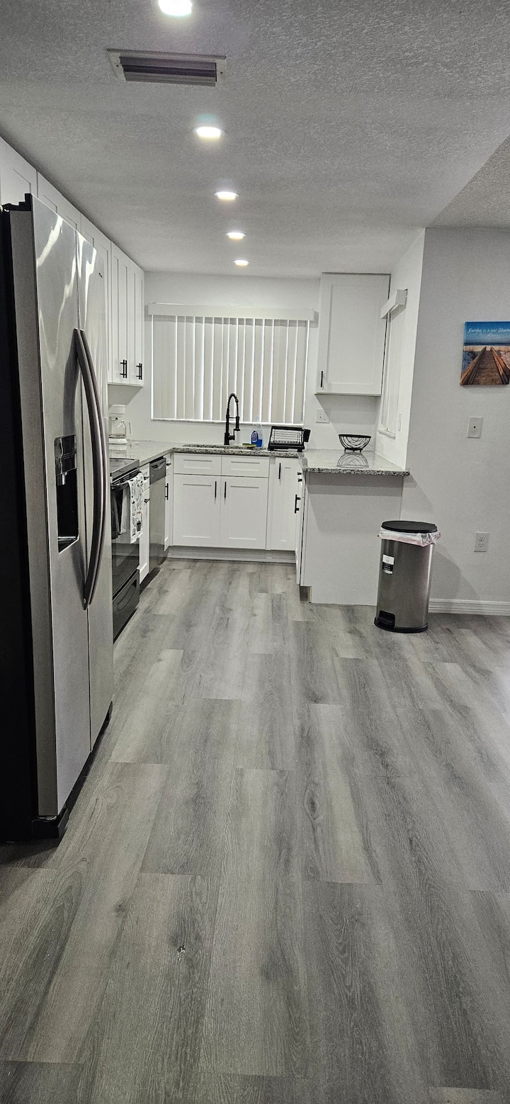 Newly Renovated Vacation Home With Spacious Pool. - New Port Richey, FL