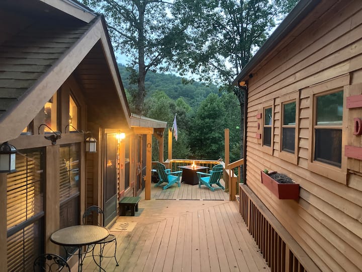 Comfy Ga Mountains Getaway: King, 2brm+loft - Lake Burton, GA