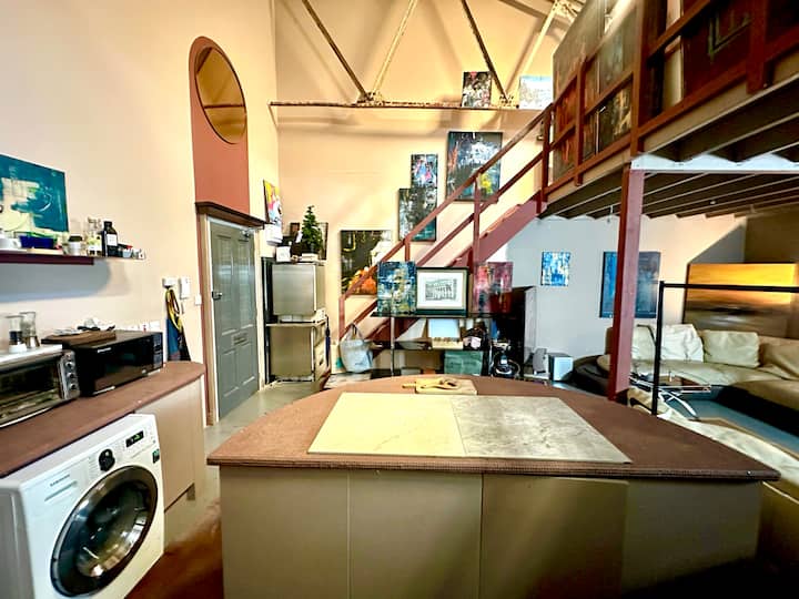 Artists Eclectic Loft With Ac & 5 Mins From Tube - Caledon