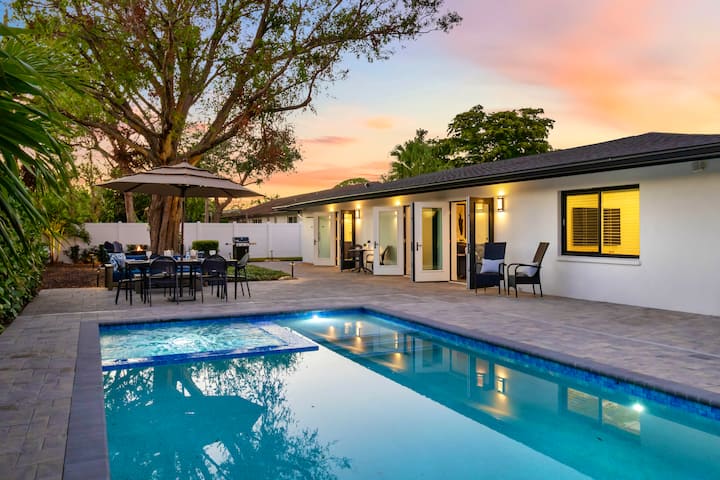 Pool, Spa, & Private Gym In The Heart Of Sarasota - Sarasota, FL