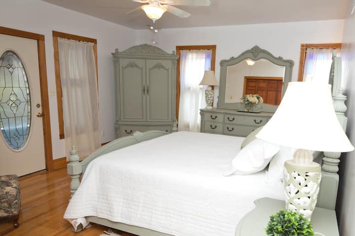 Victorian Beachside Apartment - Beach Haven, NJ
