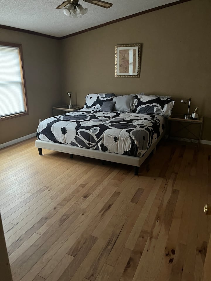 Relaxing Red Cabin At Ranch - Council Bluffs, IA