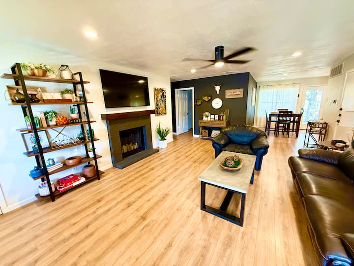 Georgetown Home Away From Home! Close To Square! - Georgetown, TX