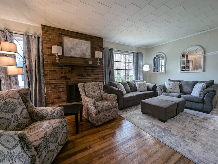 Hook, Wine & Sinker - 2bed/1bath - Marion, IL