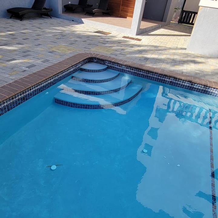 Bare Breeze Oasis - Kingston